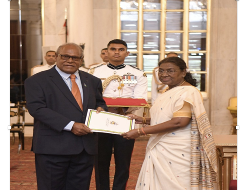 High Commissioner Makabo Presents Credentials To India's President ...